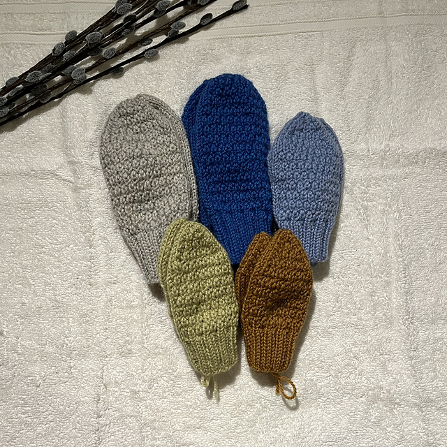 Ravelry: Zelly Votter Junior pattern by Lottie Design