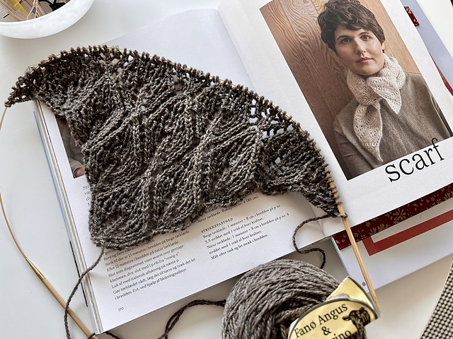 Ravelry: Louiseulf's Hoja Scarf