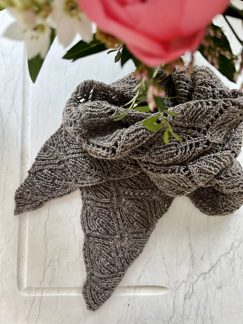 Ravelry: Louiseulf's Hoja Scarf