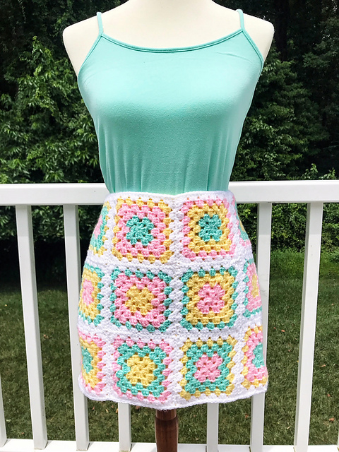 Ravelry: Granny Square Apron pattern by Melissa Hassler