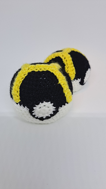 Ravelry: Pokemon Ultra Ball pattern by Blue Fox Paws