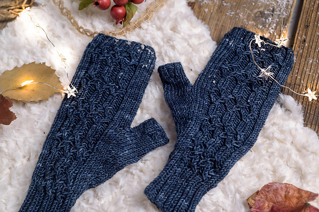Ravelry: Etretat fingerless mittens pattern by Luisa Puccini