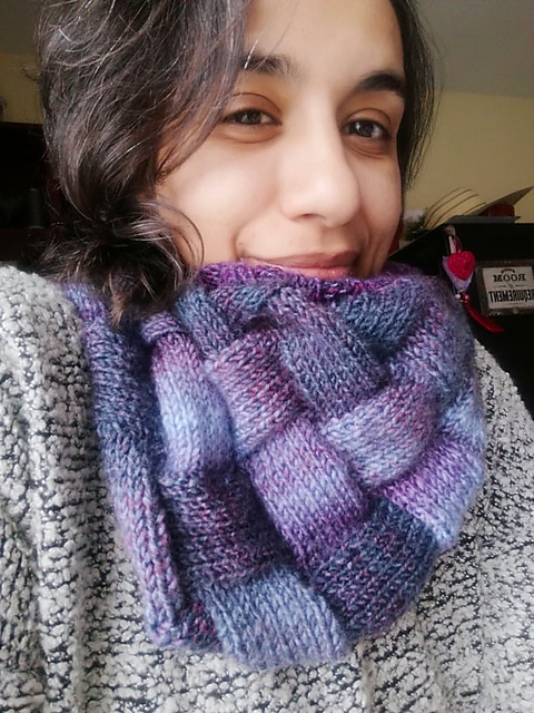 Ravelry: Entrelaçados Cowl pattern by Lulexa - Monica Cabral