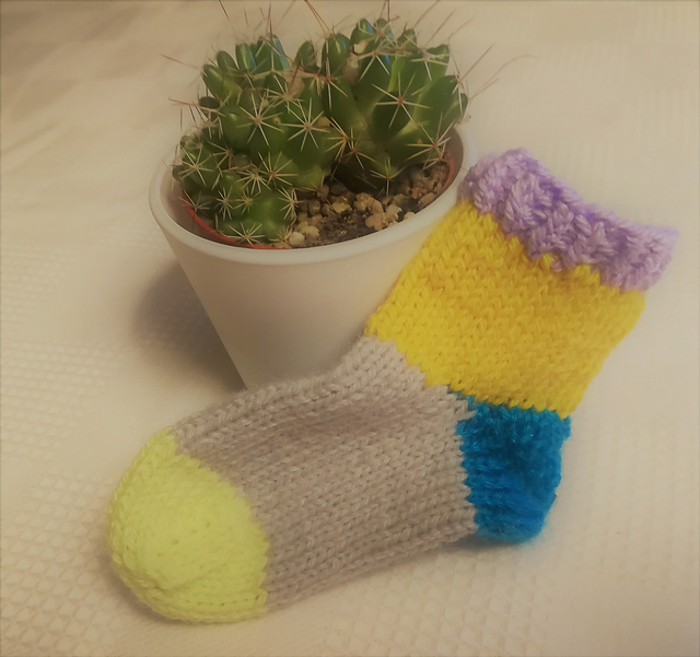 Ravelry: Giras meias pattern by Lulexa - Monica Cabral