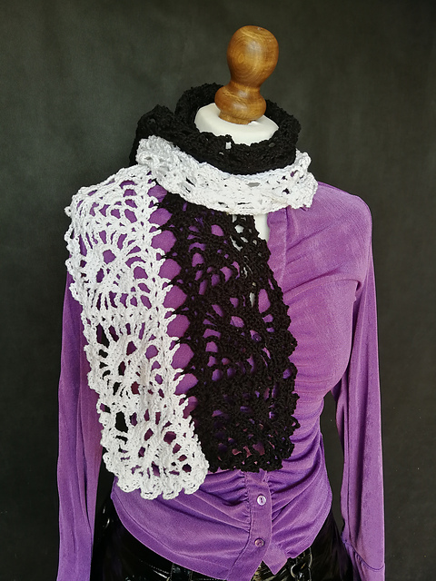 Ravelry: Two toned skull scarf pattern by Kristina Tamulevičiūtė