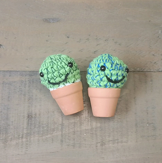 Ravelry: mini cactus pot pattern by Kat Witherall