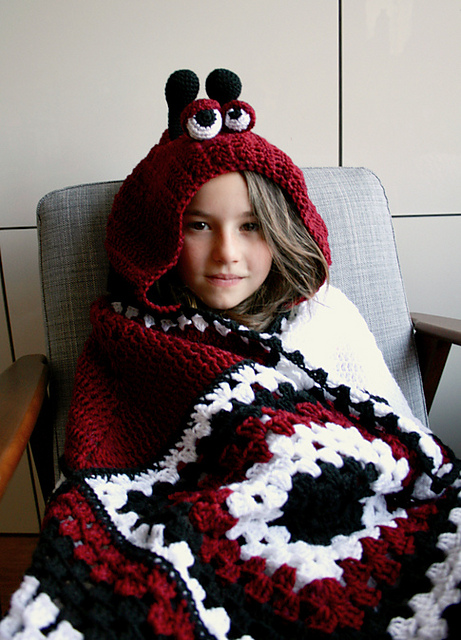 Ravelry: Ladybug hooded blanket 267 pattern by Luz Mendoza