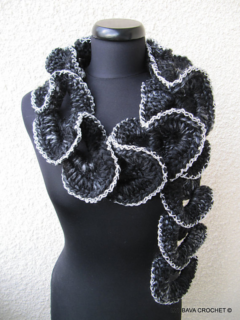 Ravelry: Chunky Ruffle Unique Scarf pattern by Milimagfa