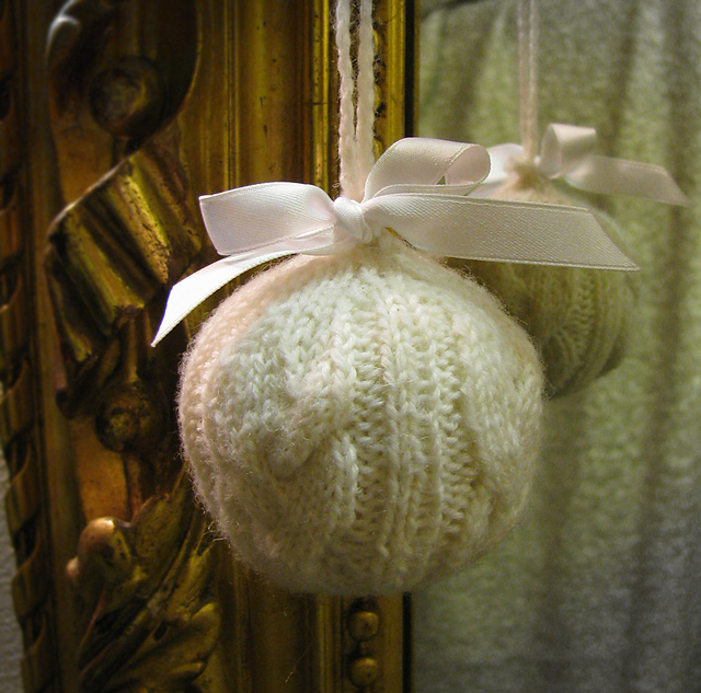 Ravelry: fletterkuler - cable bubble pattern by Eva Lyus