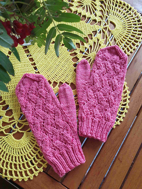 Ravelry: Jade lapaset pattern by Maarit O.