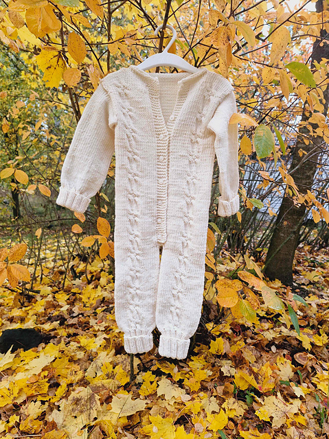 Ravelry: Nuppunen vauvan haalari pattern by Maarit O.