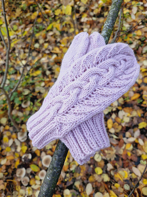 Ravelry: Aallot lapaset pattern by Maarit O.