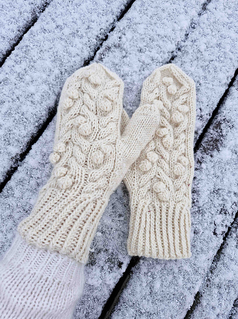 Ravelry: Talvimarjat lapaset pattern by Maarit O.