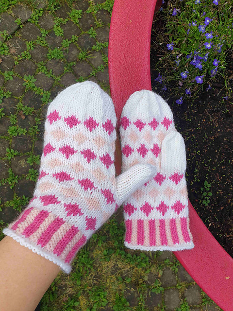 Ravelry: Jewel lapaset pattern by Maarit O.