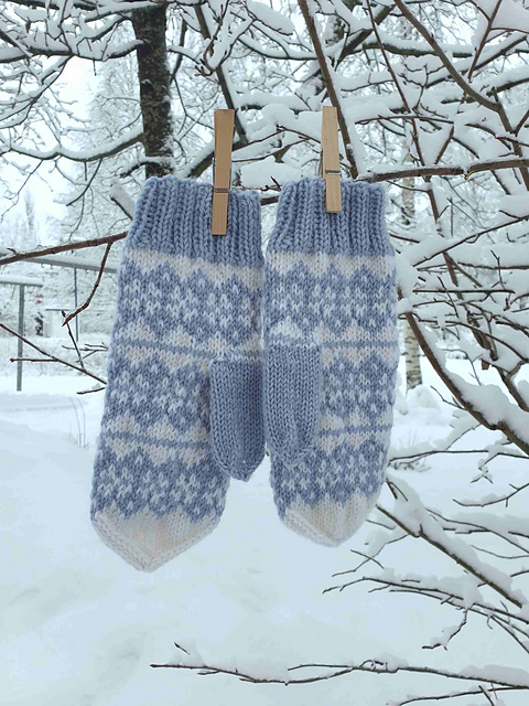 Ravelry: Hiutale lapaset pattern by Maarit O.