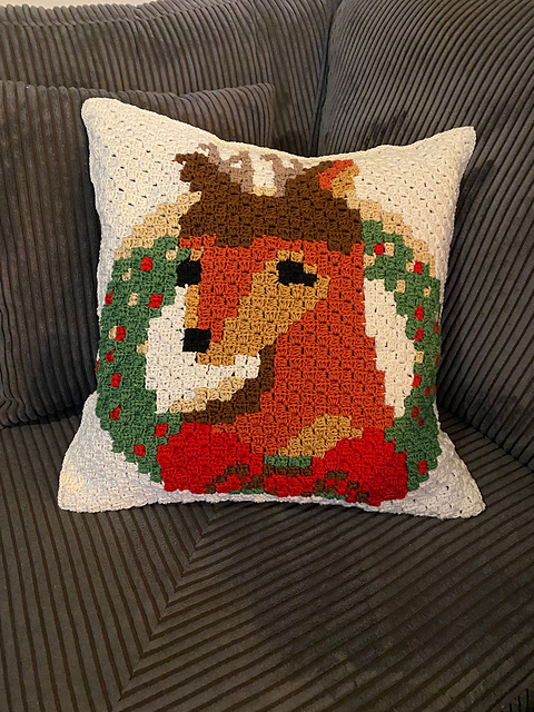 Ravelry: Deer in the Wreath C2C Pillow pattern by Nensi Gogolak