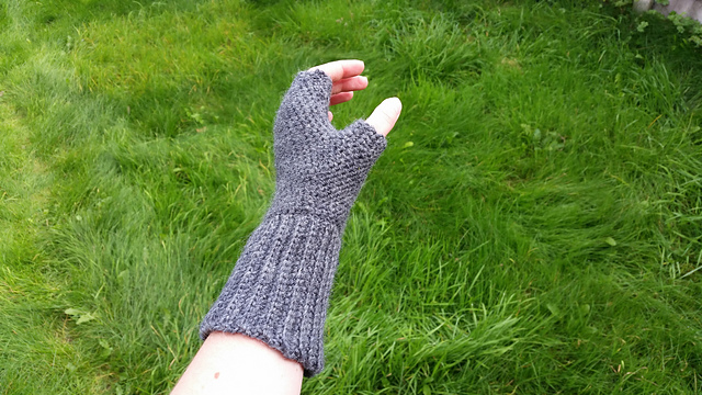 Ravelry: Finger Free Mittens pattern by Farrah Hodgson