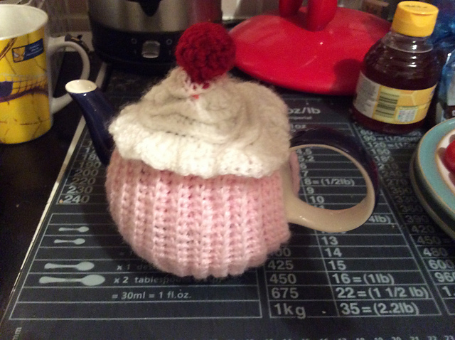 Ravelry: Mini cupcake tea cosy pattern by Linda Fownes