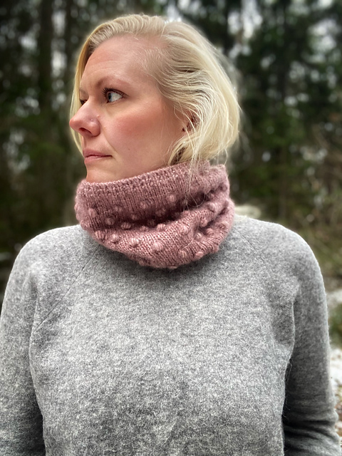 Ravelry: Diamonds or pearls cowl pattern by Maria Bergman