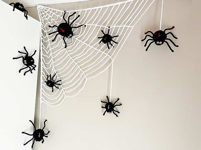 Ravelry: Spiders on Cobweb pattern by Anzelika Liusinska