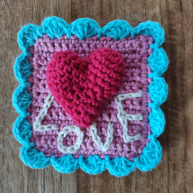 Ravelry: Fridge magnet / wall hanger pattern by Sonja Visscher