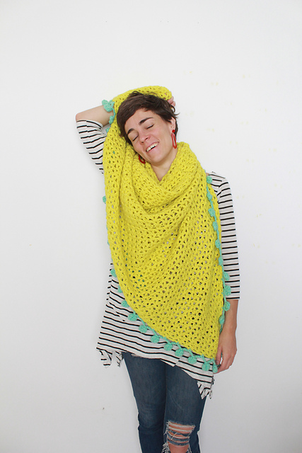 Ravelry: Chal Triangular Calado pattern by Julia Mackeprang