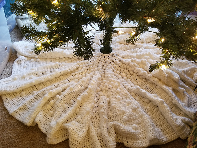 Ravelry: Falling Snow Tree Skirt pattern by Red Fawn Designs