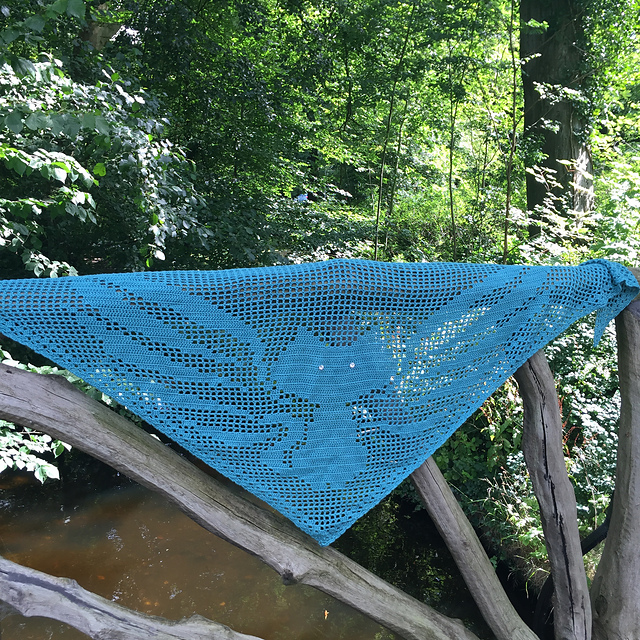 Ravelry: Flying Kitty Shawl pattern by Mara Maakt