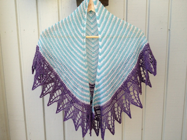 Ravelry: Garnomeras Oak leaf triangle pattern by Maria Samuelsson