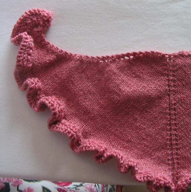 Ravelry: Shawl pour bébé - Baby's shawl pattern by Marie Christine