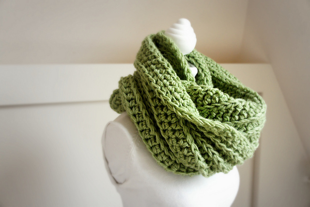 Ravelry: Deep Waves infinity cowl pattern by Haaksels - Made by Marion