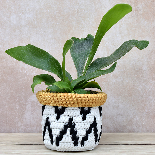 Ravelry: Plant basket - Mountain pattern by Colours and Stitches