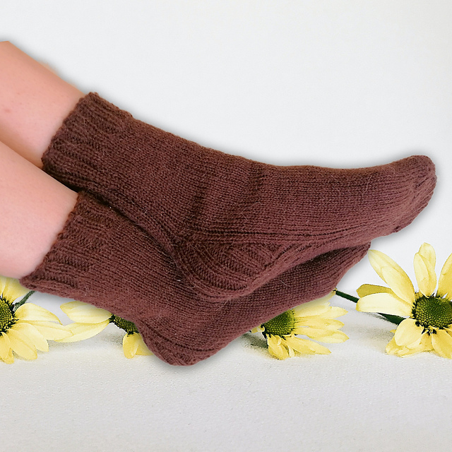Ravelry: Ribbed heel socks pattern by Maria Stany