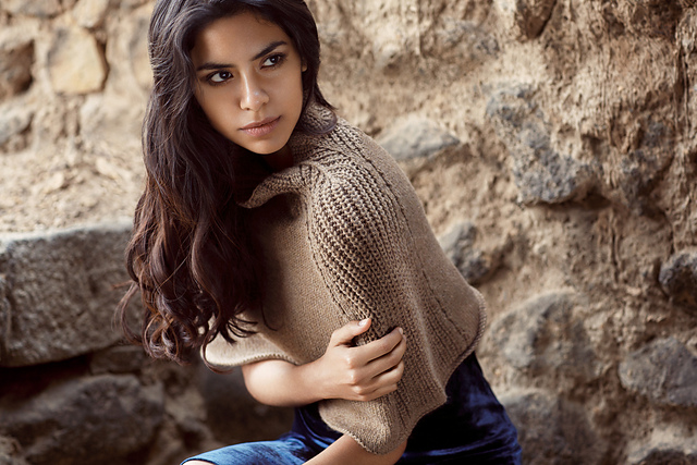 Ravelry: Lazuna Cape pattern by Laura Zukaite