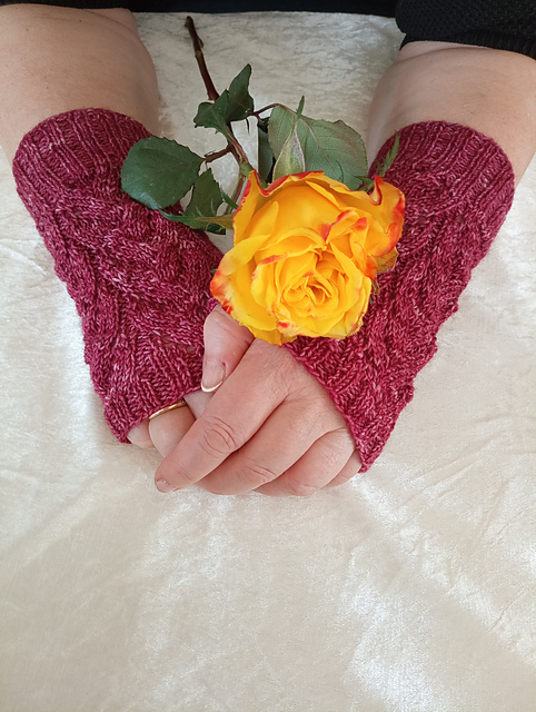 Ravelry: Handstulpe "Pretty Rose" pattern by Martina HM