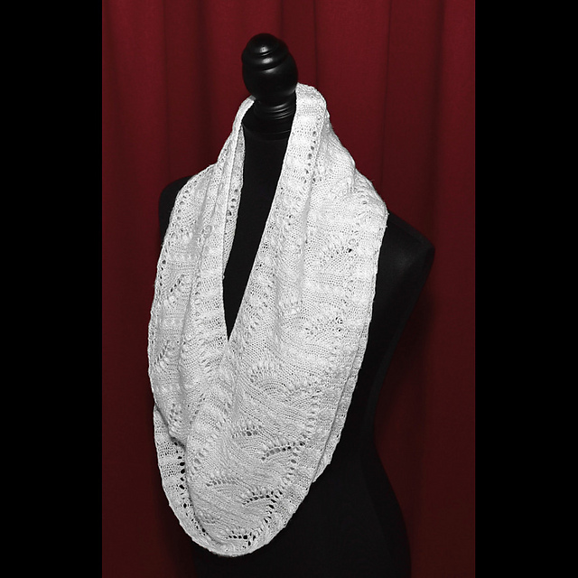 Ravelry: Maikelluke Cabled Cowl pattern by Sophia Minakais
