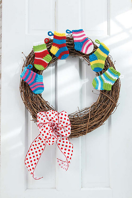 Ravelry: Stocking Wreath pattern by Laura Hontz