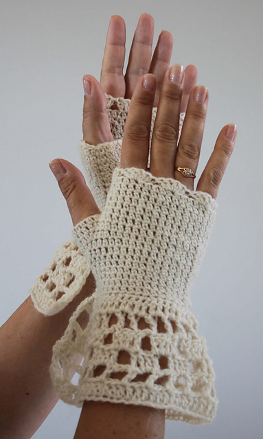 Ravelry: Riviera Mitts pattern by Rohn Strong