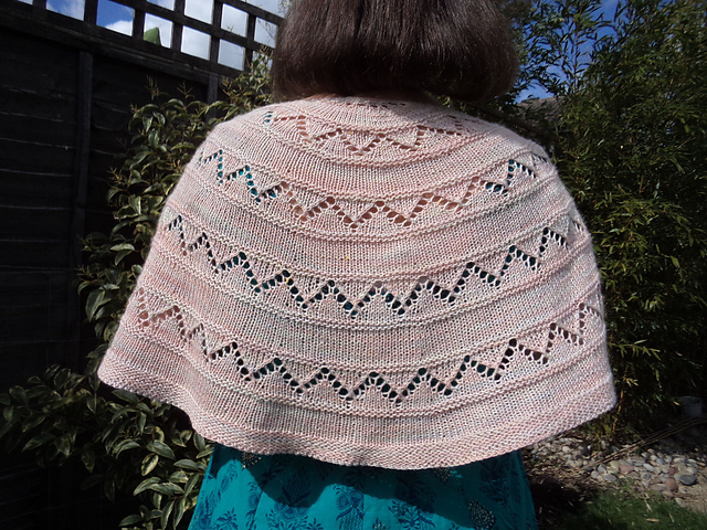 Ravelry: Délice Shawl pattern by Maria Higgs