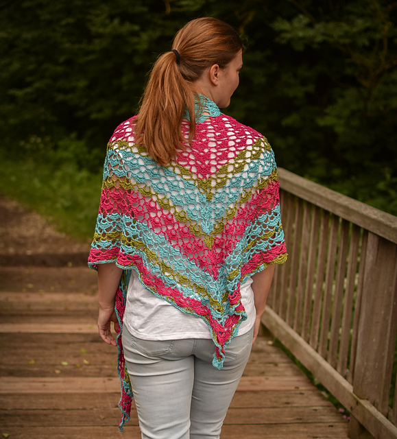 Ravelry: triangular shawl "Bahamas" pattern by Sara Karls
