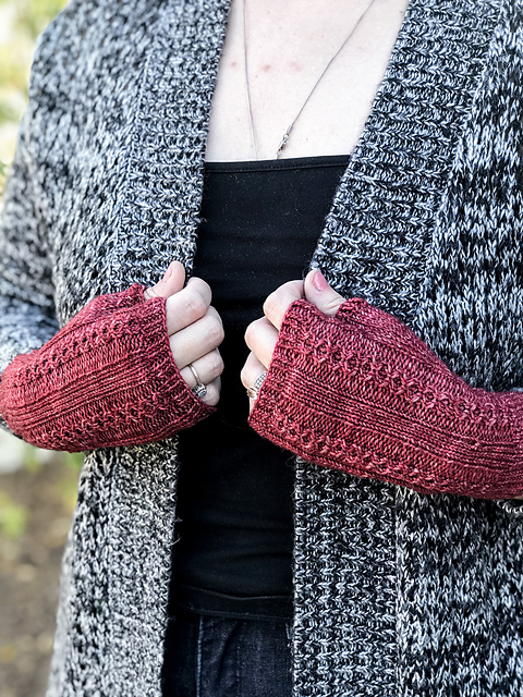 Ravelry: Iris Mitts pattern by Rachael Raimo - Maven Crafted