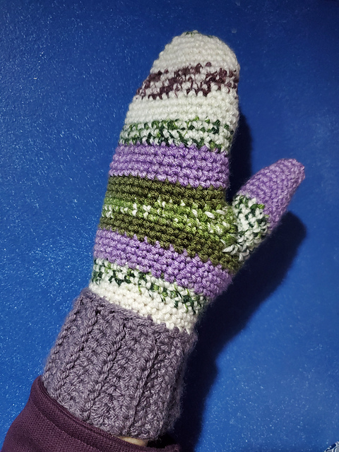 Ravelry: chunky cuff mittens pattern by Meagan reay