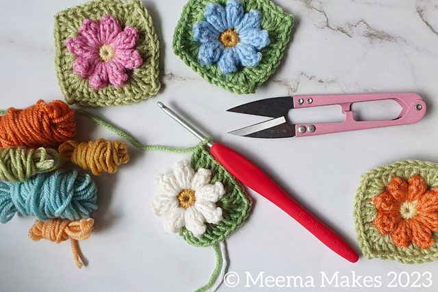 Ravelry: Mini Popcorn Flower Square pattern by Meema Makes