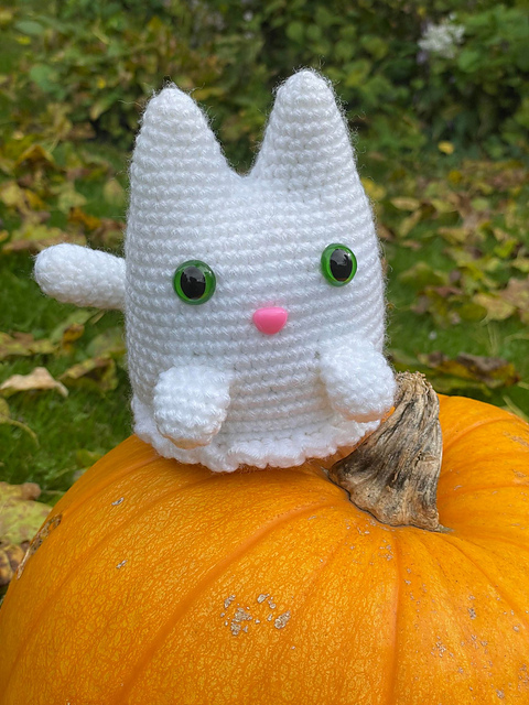Ravelry: Ghost Kitty pattern by Megan Pickering