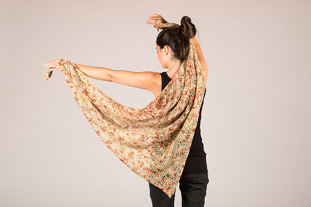 Ravelry: Aūgust crochet shawl pattern by Mëlie
