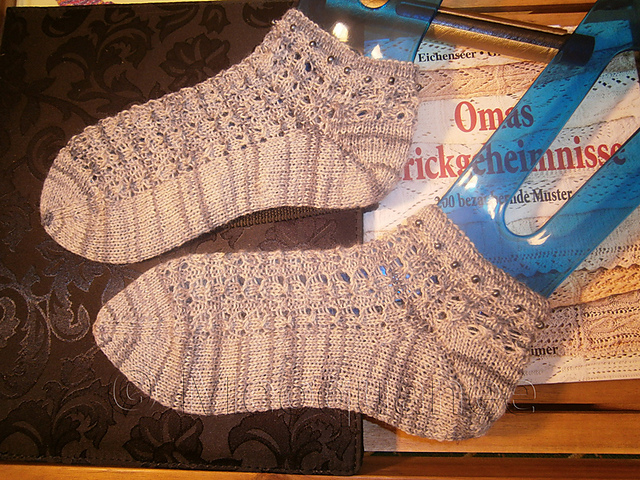 Ravelry: Tropfen-Ajour pattern by Meoquanee