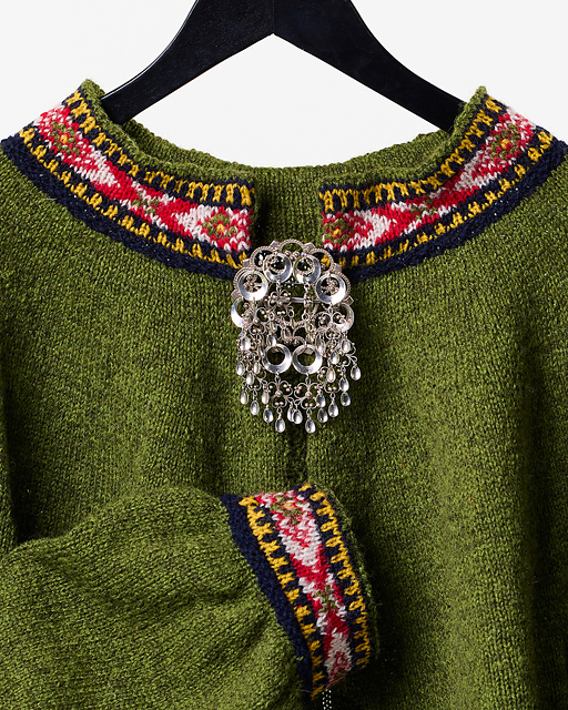 Ravelry: Bunadsjakke til bunader med vevde bånd pattern by Merete ...