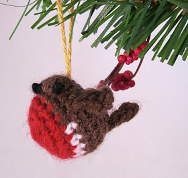Ravelry: Tiny Christmas Robin pattern by Lucy Collin