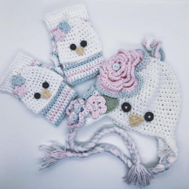 Ravelry: Baby bird hat and mitten set pattern by Ruby & Custard