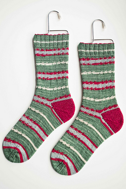 Ravelry: Mistletoe Kisses pattern by Knitting Expat Designs